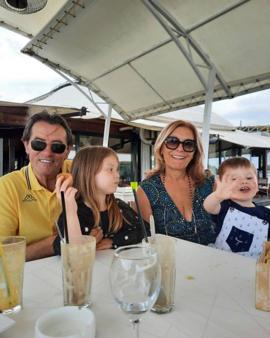 Četvoro dece izveli su na pravi put, sad je vreme da uživaju: Ovo su roditelji Petra Benčine ...